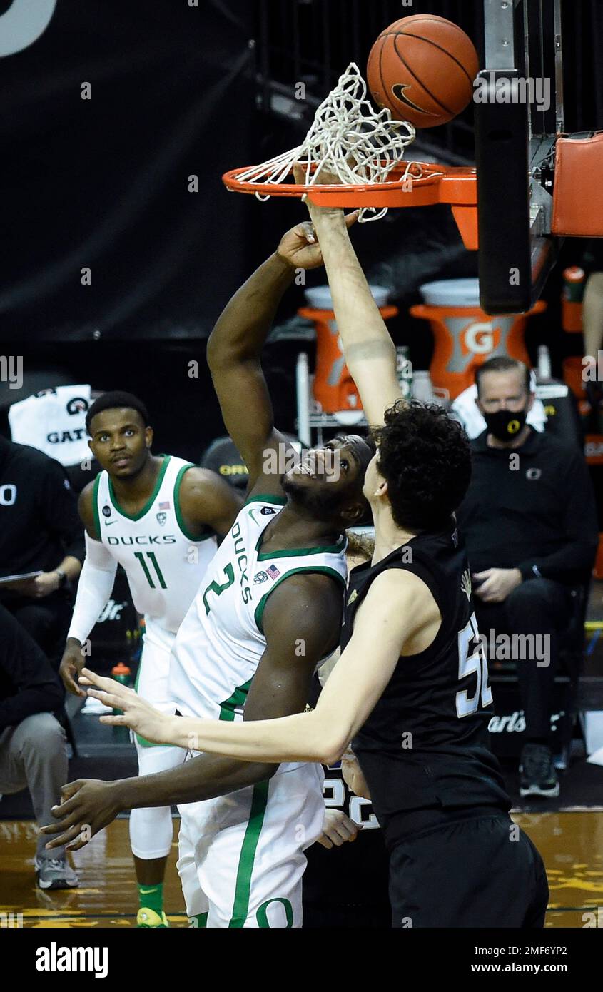 Oregon forward Eugene Omoruyi (2) shoots over Washington center Riley ...