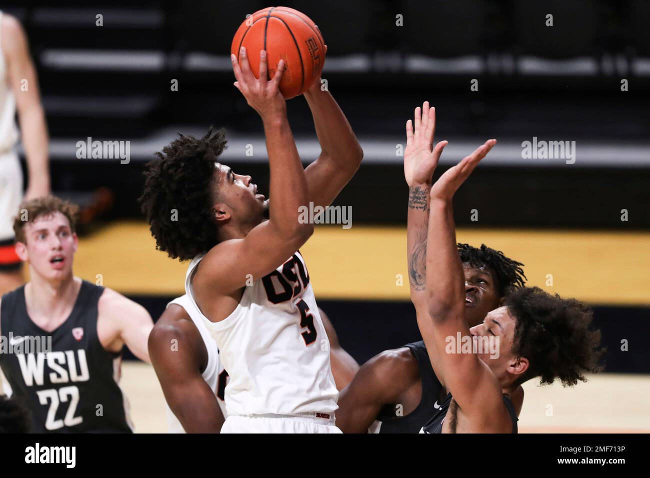 Oregon State's Ethan Thompson (5) shoots over Washington State's Efe ...