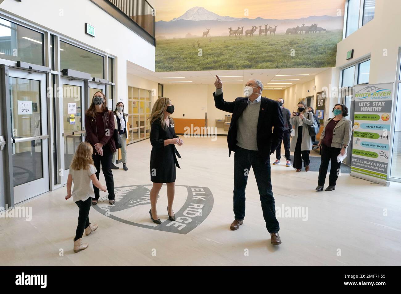 Washington Gov. Jay Inslee, center-right, talks with Janel Keating ...