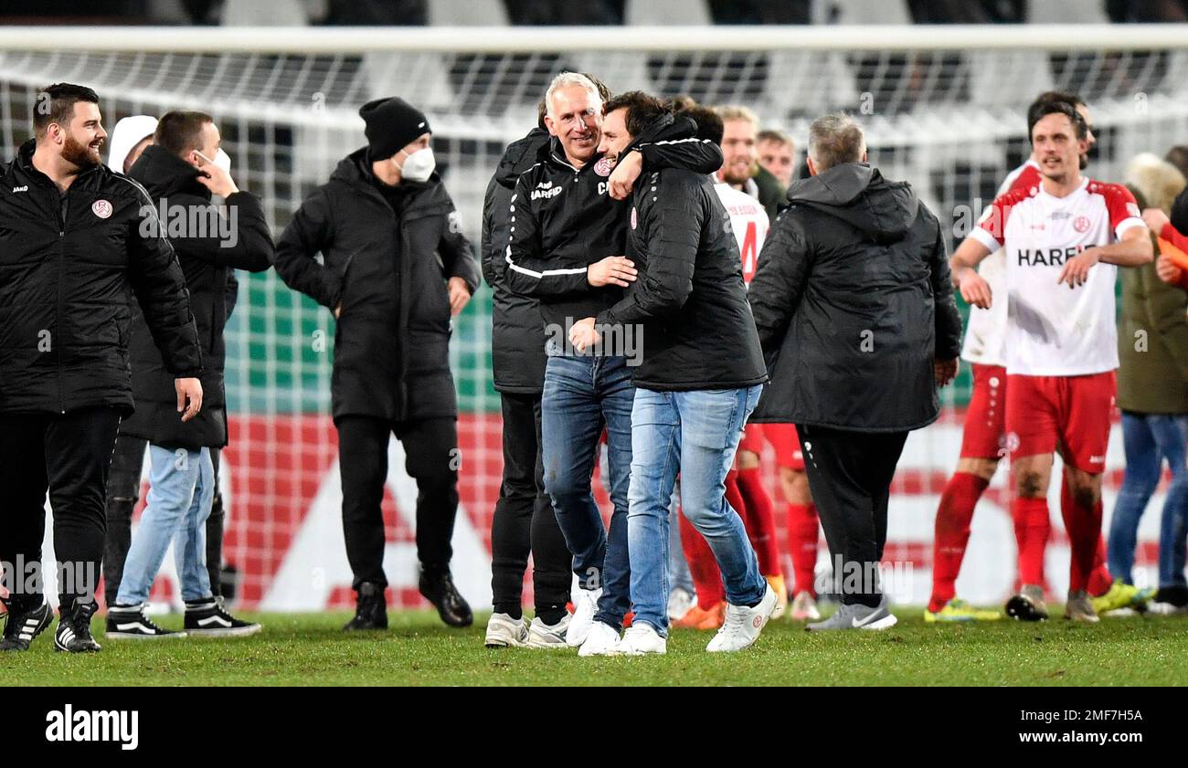 Essen's head coach Christian Neidhart, center, celebrates after the ...