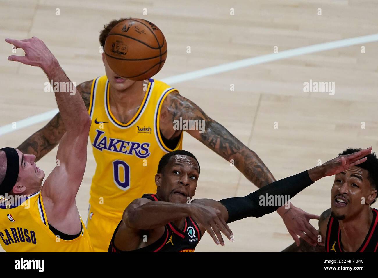 Atlanta Hawks guard Rajon Rondo (7) and Los Angeles Lakers guard Alex ...