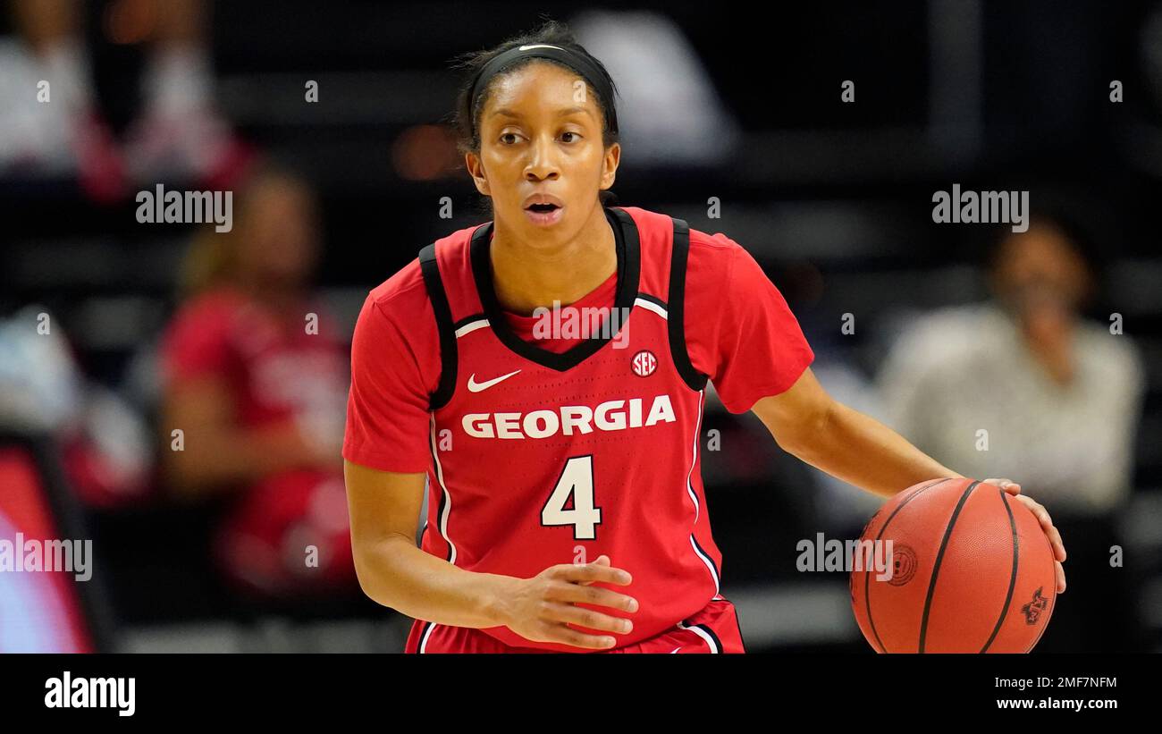 Georgia guard Mikayla Coombs (4) looks to pass against Texas A&M during ...