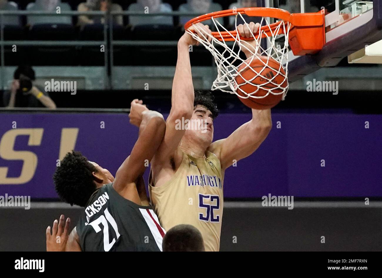 Washington's Riley Sorn (52) dunks in front of Washington State's ...