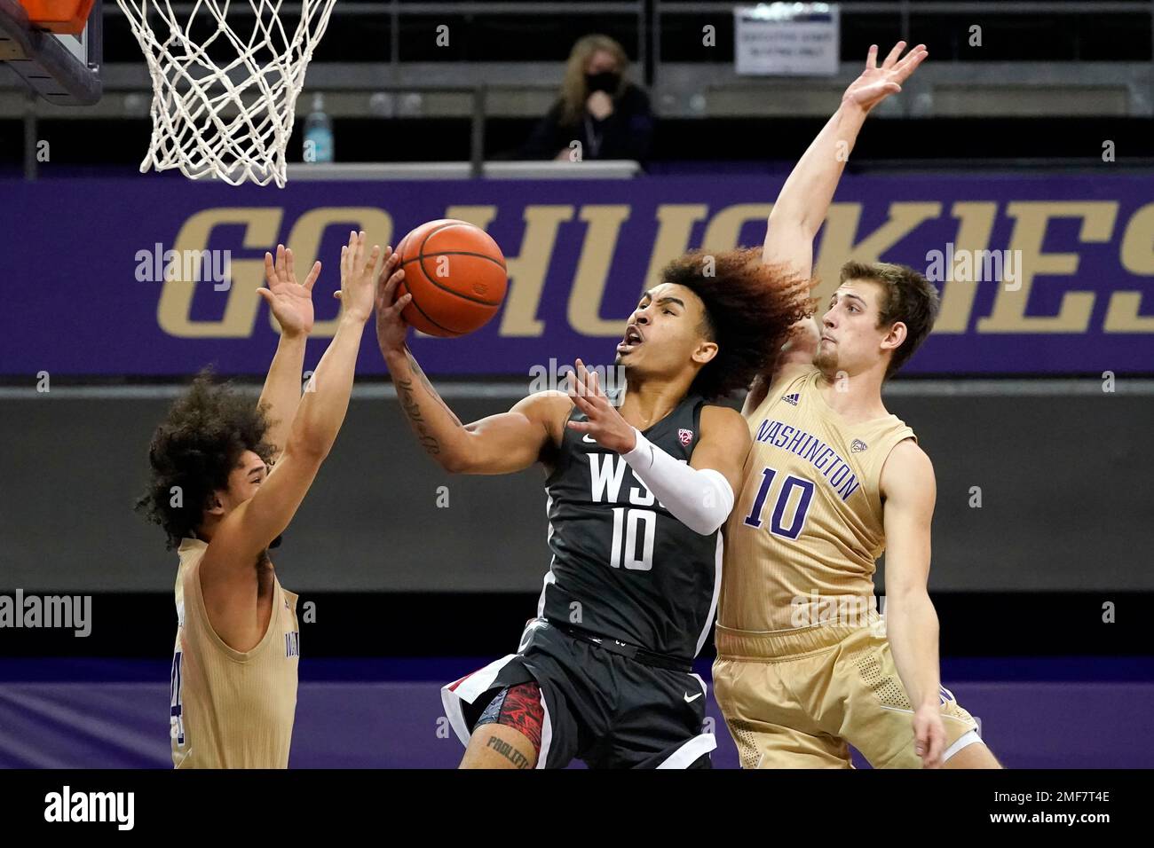 Washington State's Isaac Bonton, center, drives between Washington's ...