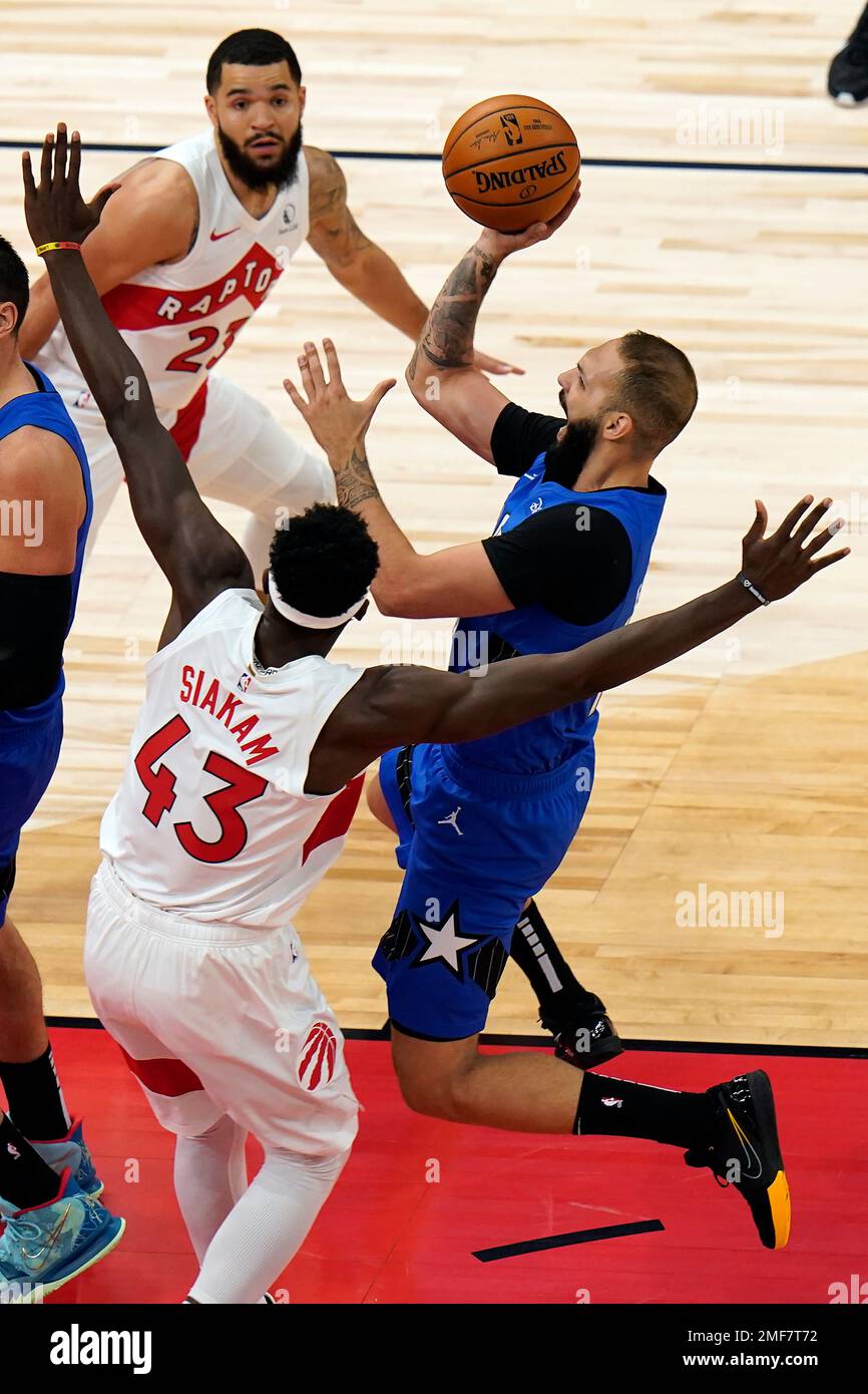 Orlando Magic guard Evan Fournier (10) shoots over Toronto Raptors ...