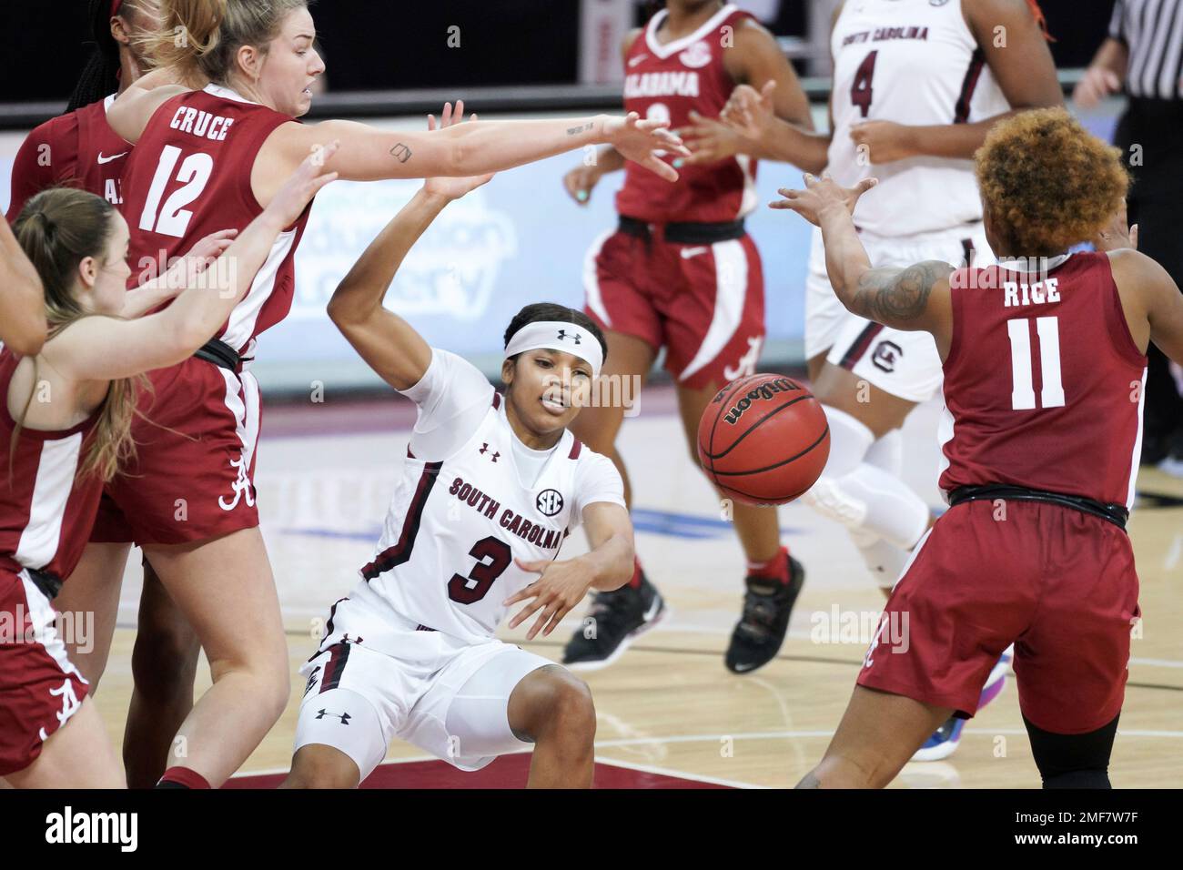 South Carolina guard Destanni Henderson (3) attempts a pass against ...