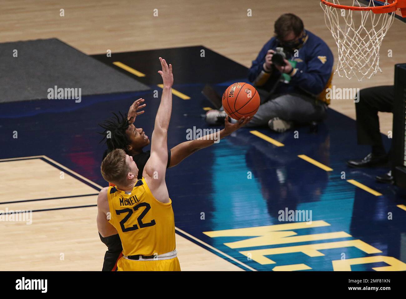 Florida guard Tyree Appleby (22) shoots while defended by West Virginia ...