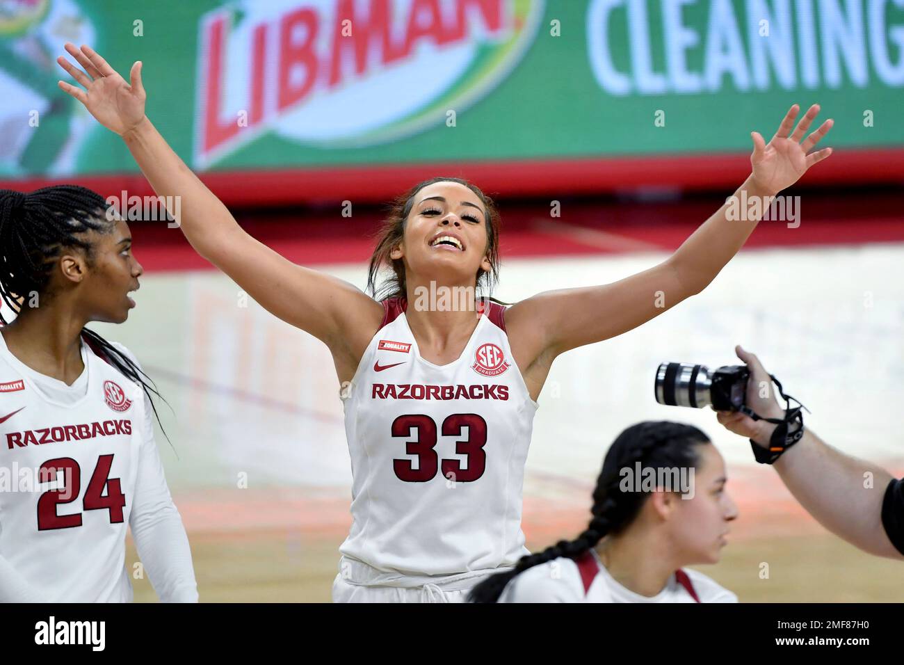 Arkansas guard Chelsea Dungee (33) celebrates after defeating ...