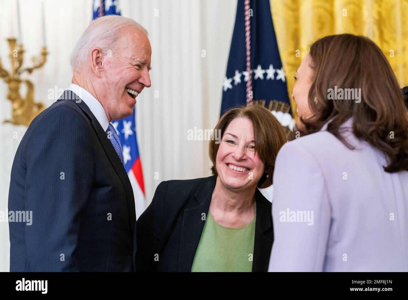 Reportage: President Joe Biden talks with Vice President Kamala Harris ...