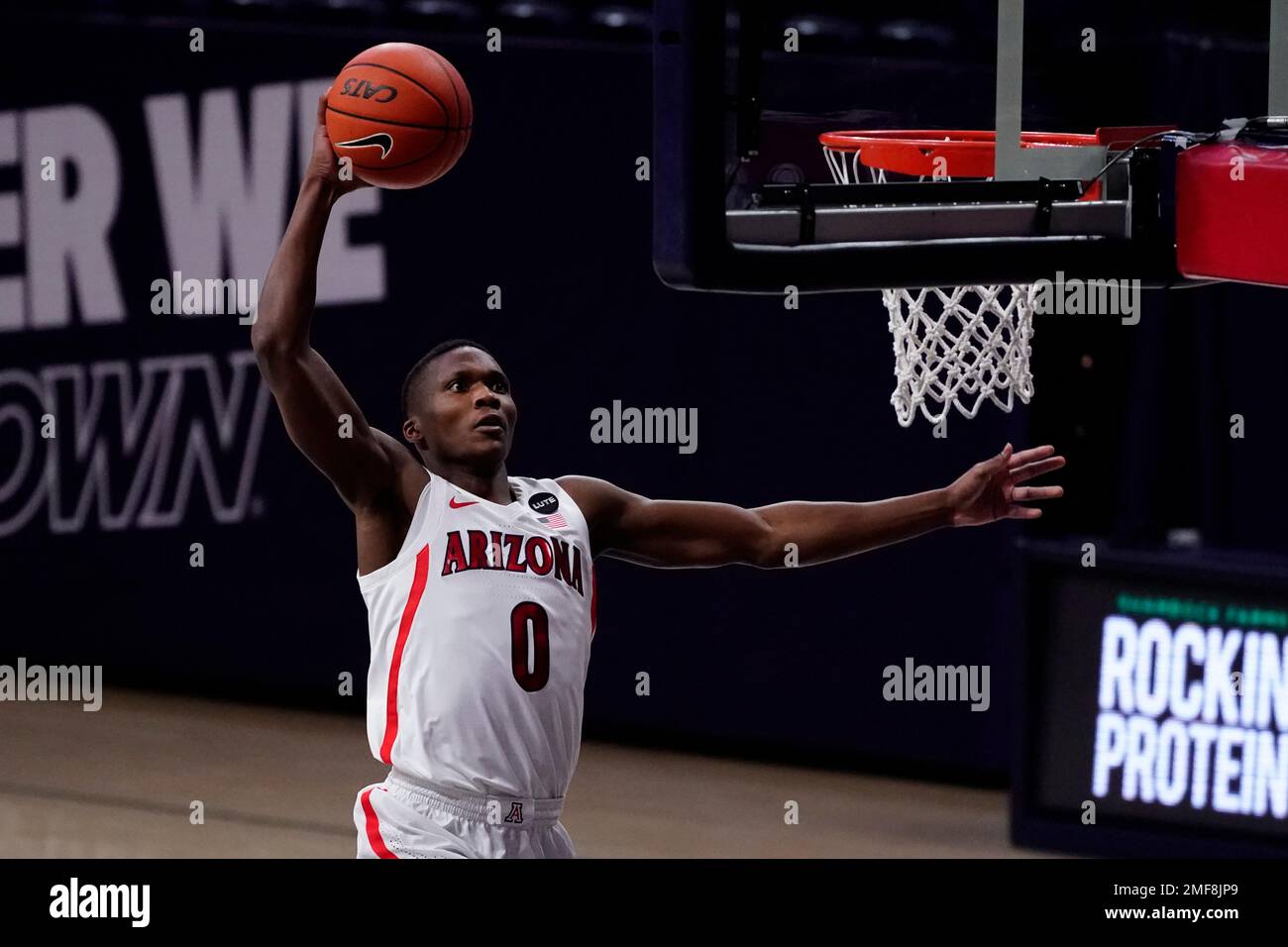 Arizona guard Bennedict Mathurin (0) dunks against Arizona State during ...
