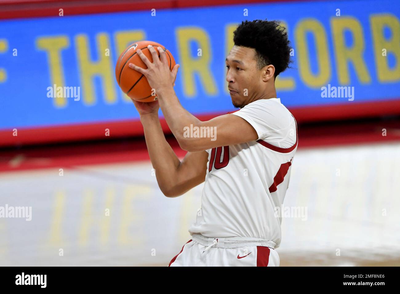 Arkansas forward Jaylin Williams runs a play against Auburn during an ...
