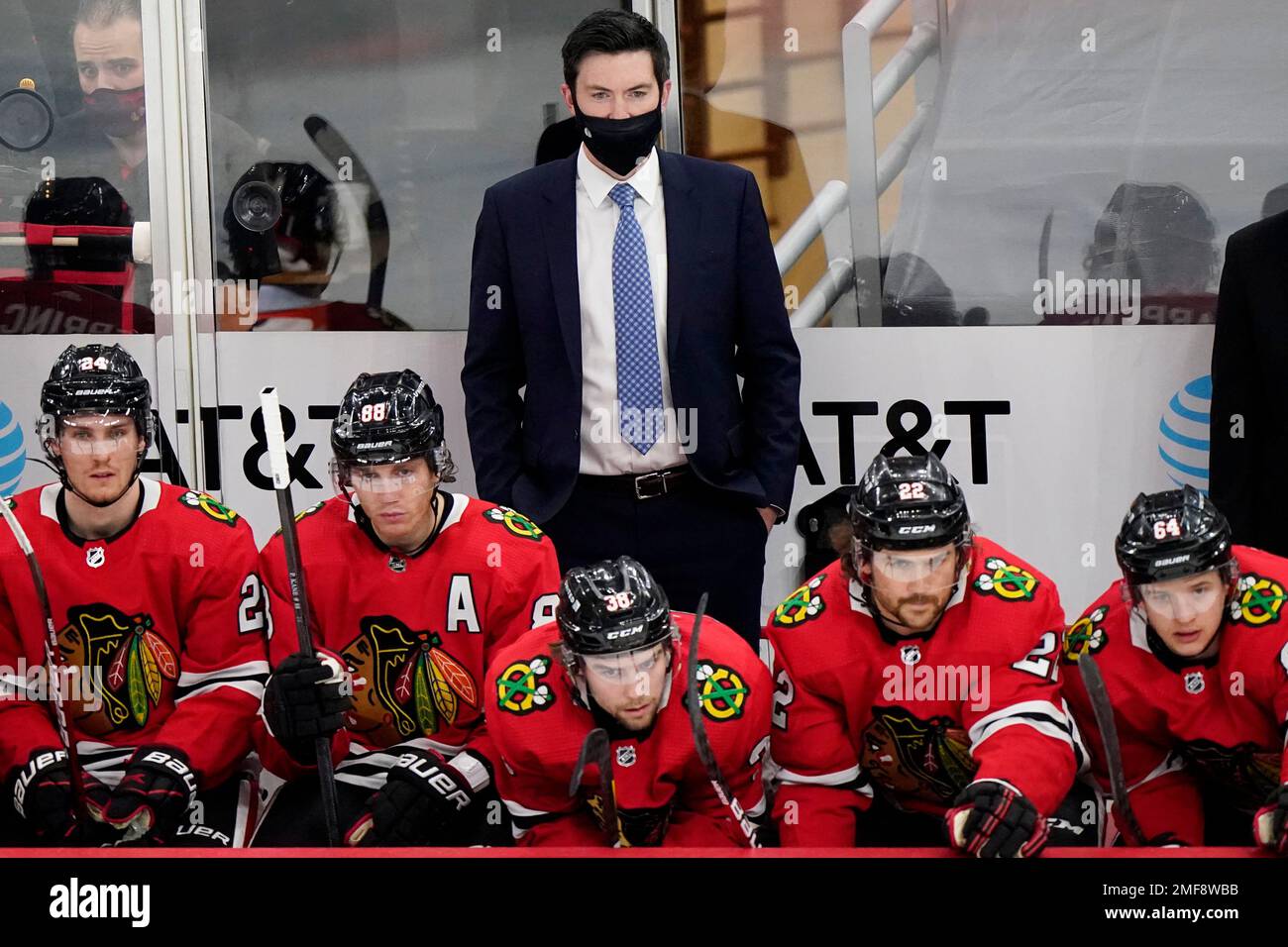 Chicago Blackhawks head coach Jeremy Colliton and players watch ...
