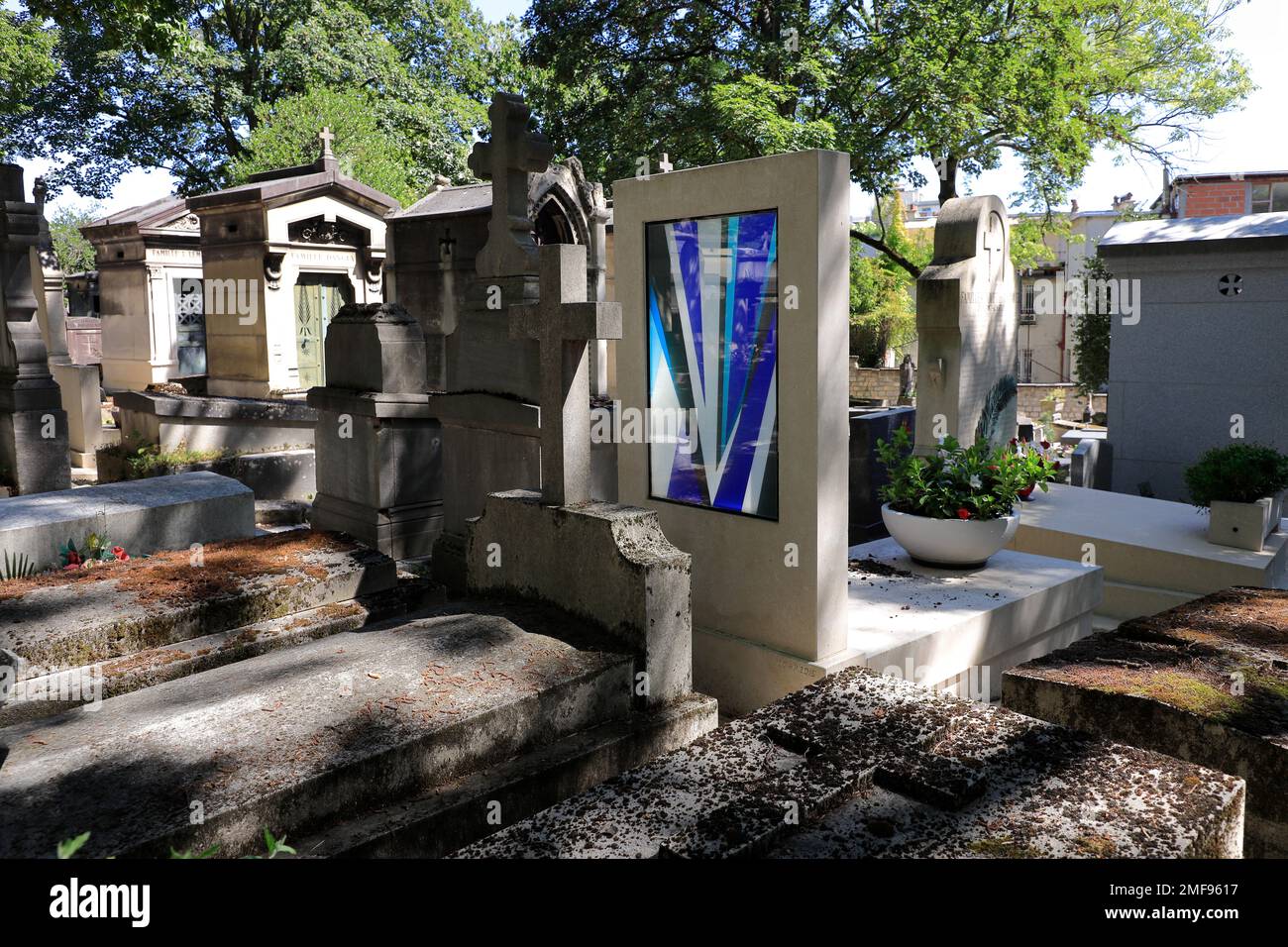 Tombs inside of Père Lachaise Cemetery in Paris.France Stock Photo - Alamy