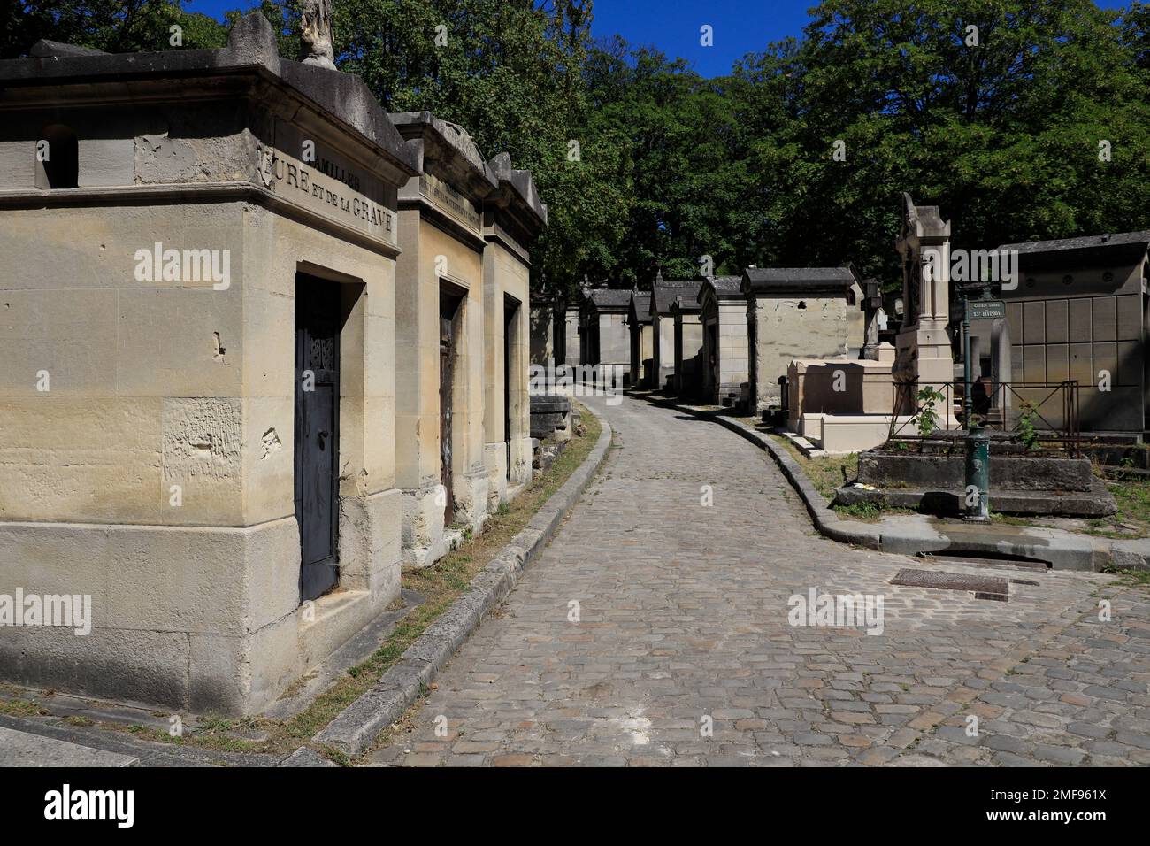 Tombs inside of Père Lachaise Cemetery in Paris.France Stock Photo - Alamy