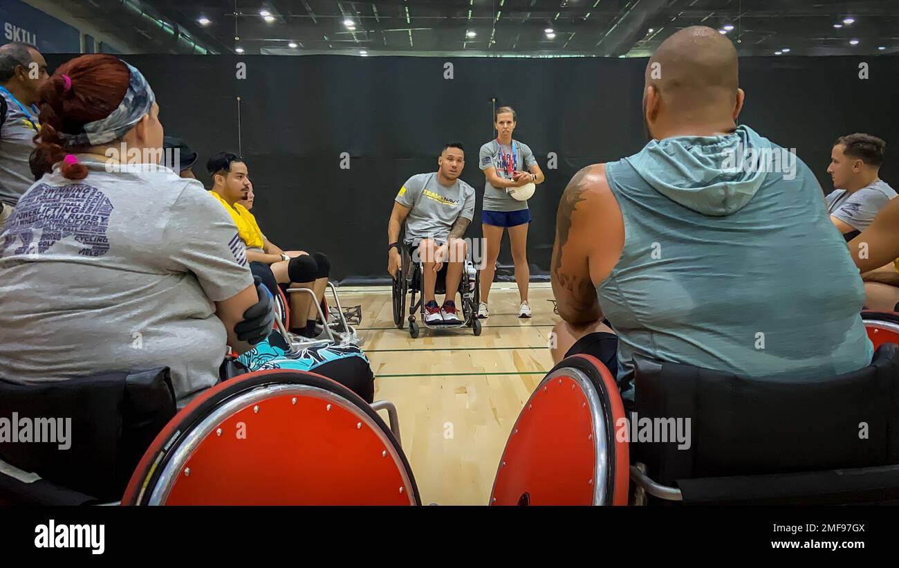 Wheelchair athletes in a huddle hi-res stock photography and images - Alamy