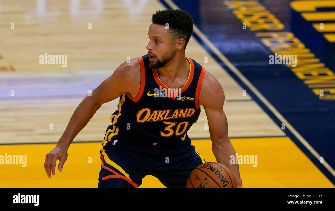 Golden State Warriors guard Stephen Curry (30) against the San Antonio ...