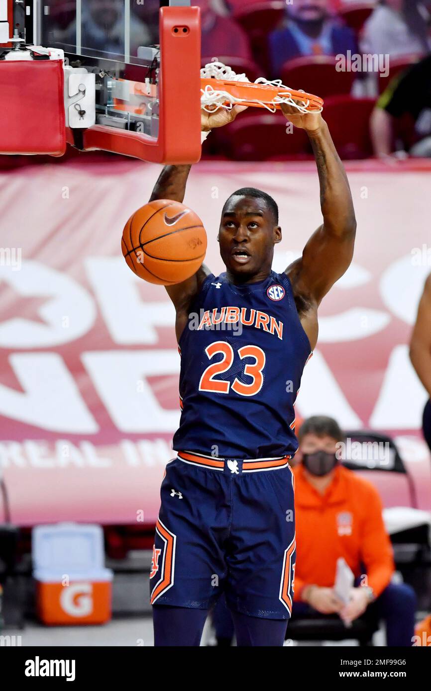 Auburn forward Jaylin Williams dunks against Arkansas during the second ...