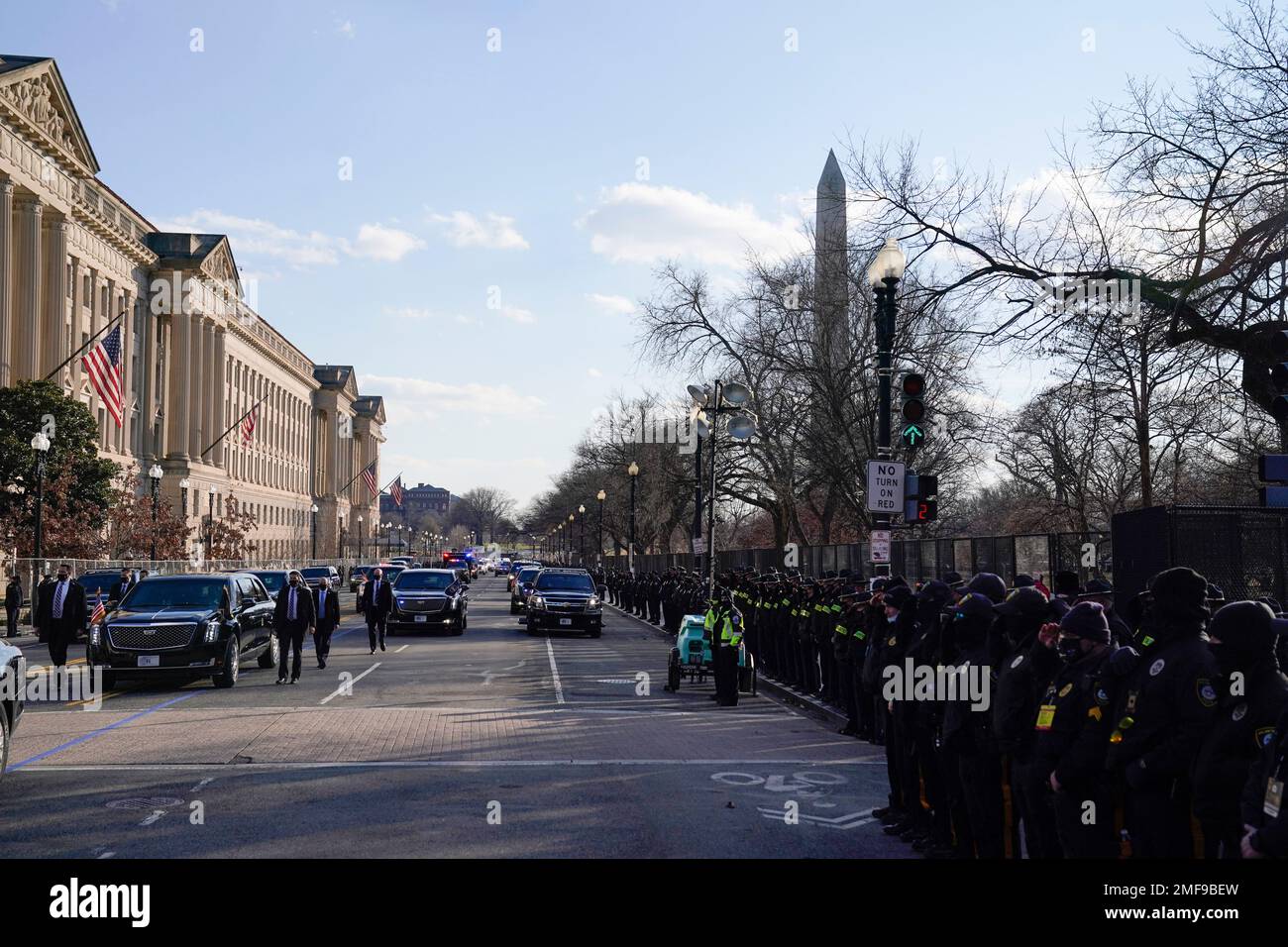 The Presidential motorcade drives during Inauguration Day ceremonies ...