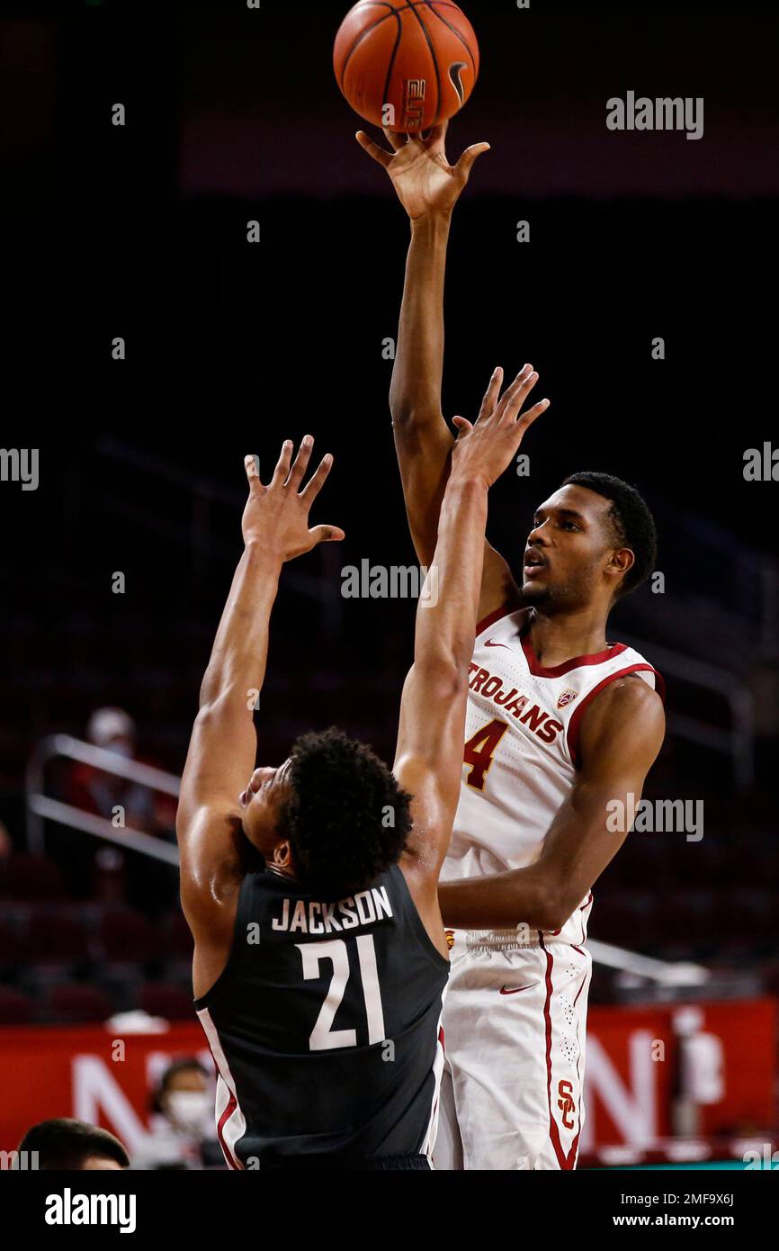 Southern California forward Evan Mobley (4) shoots against Washington ...