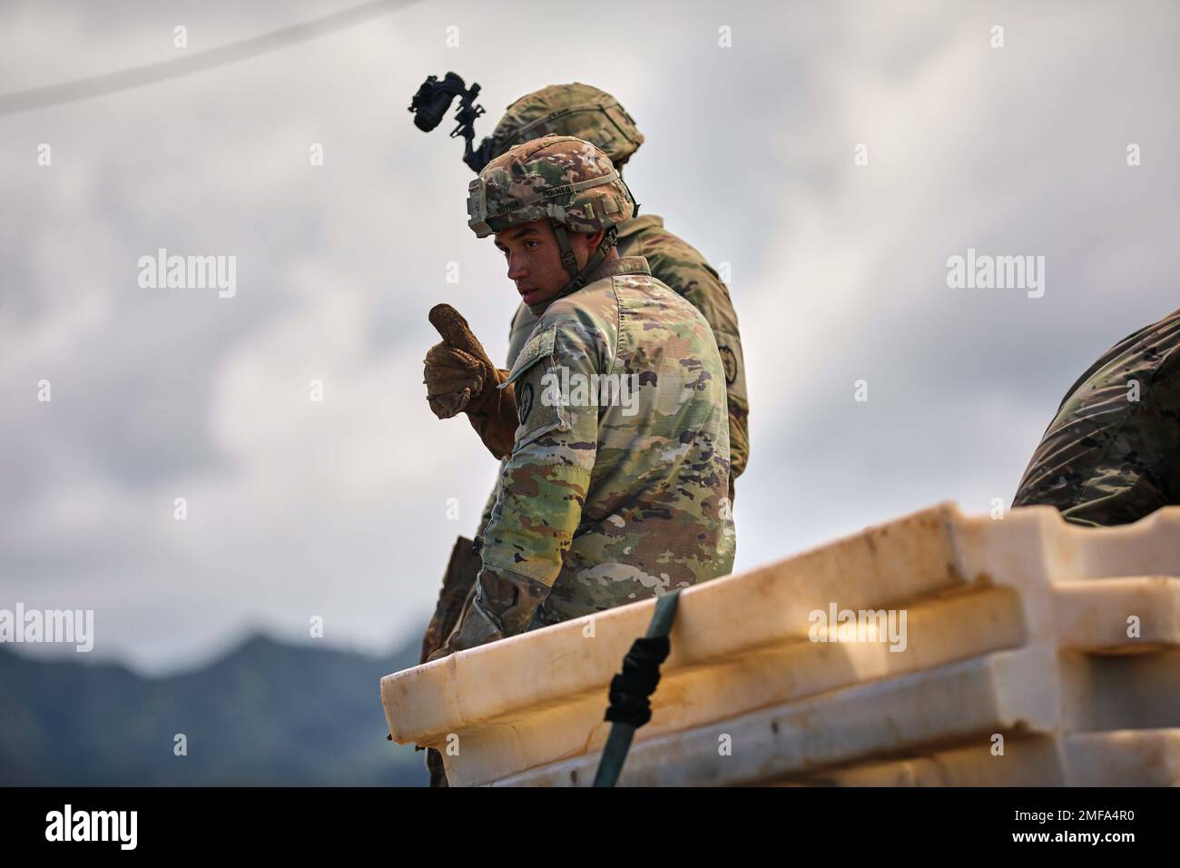Soldiers in 524th Division Sustainment Support Battalion, 25th DSB are ...