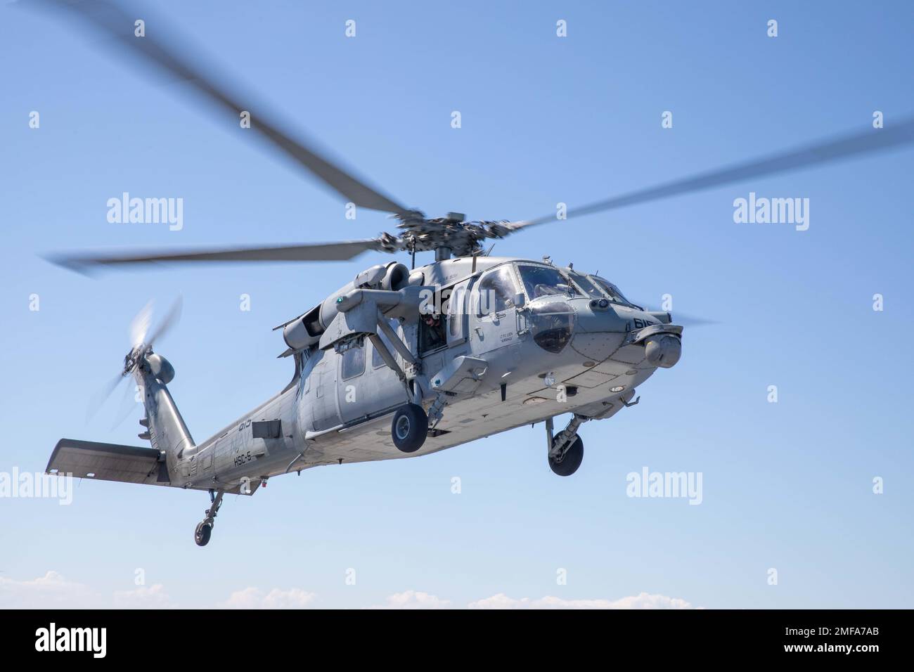 220818-N-IX644-2165 ATLANTIC OCEAN (Aug. 18, 2022) An MH-60S Nighthawk ...