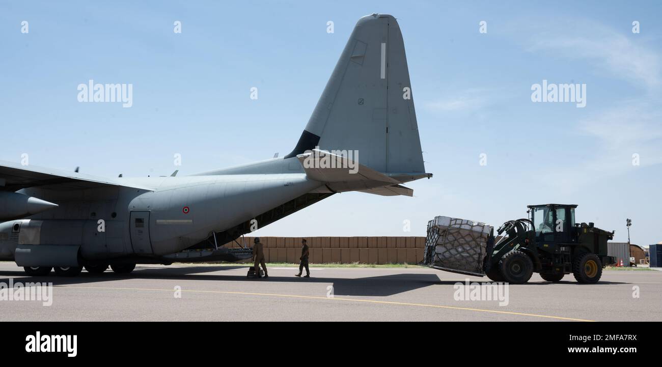 NIGERIEN AIR BASE 201, Niger - Members from the Italian Air Force ...