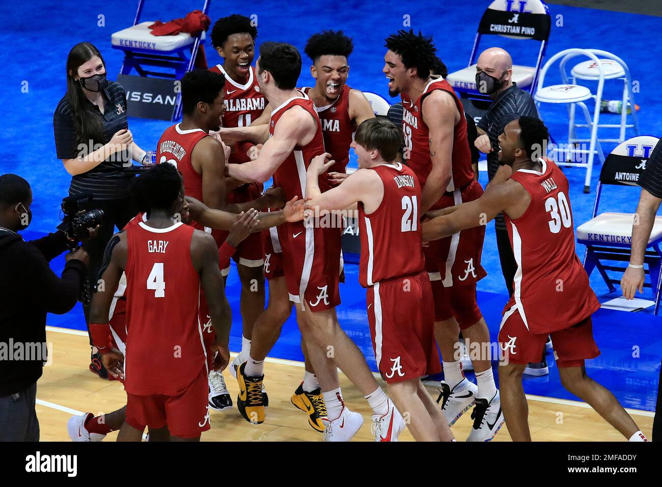 Alabama players celebrate after defeating Kentucky 85-65 in an NCAA ...