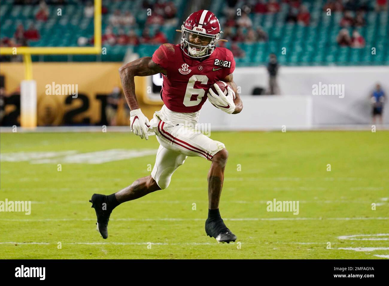 Alabama wide receiver DeVonta Smith runs for a touchdown against Ohio ...