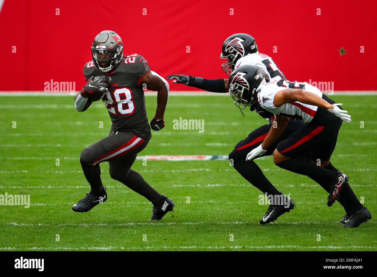 Tampa Bay Buccaneers running back Leonard Fournette (28) carries the ...
