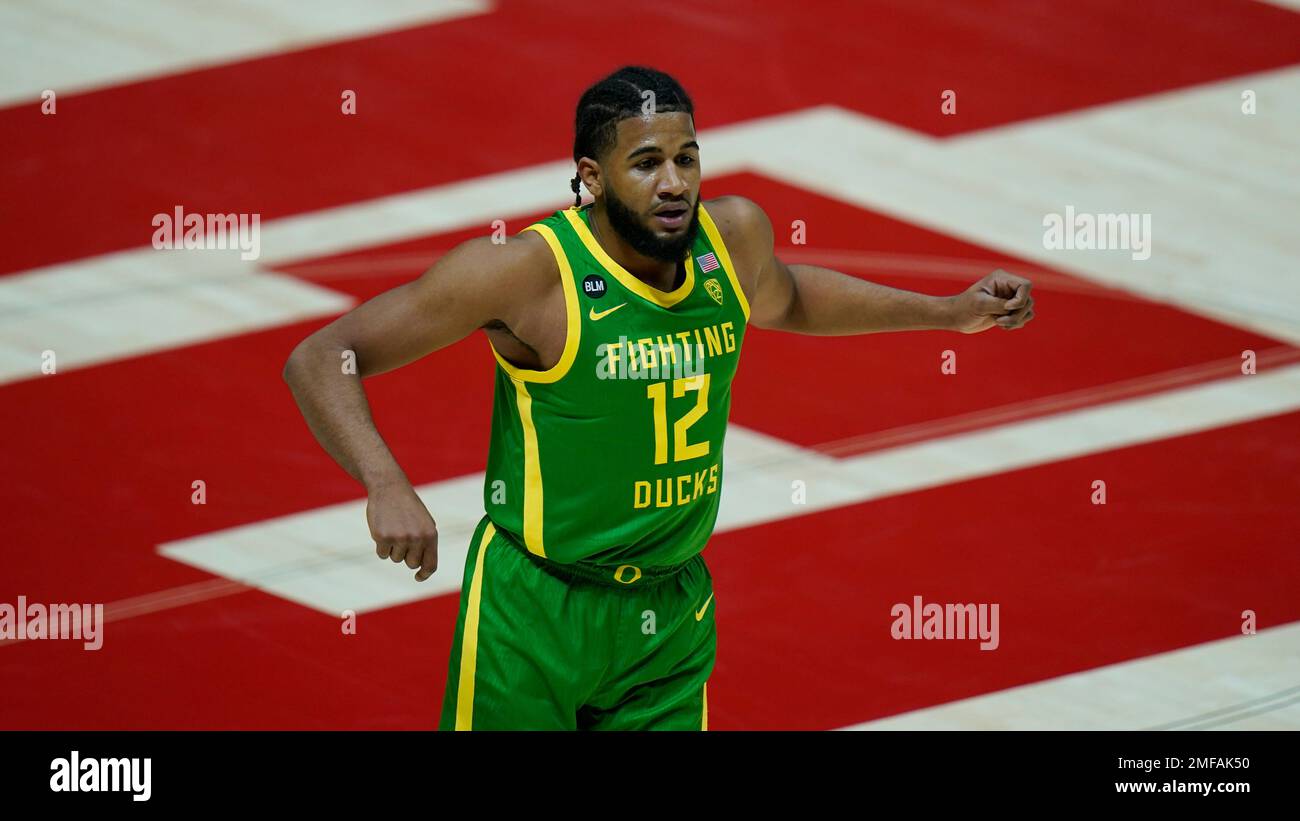 Oregon guard LJ Figueroa (12) defends In the first half during an NCAA ...