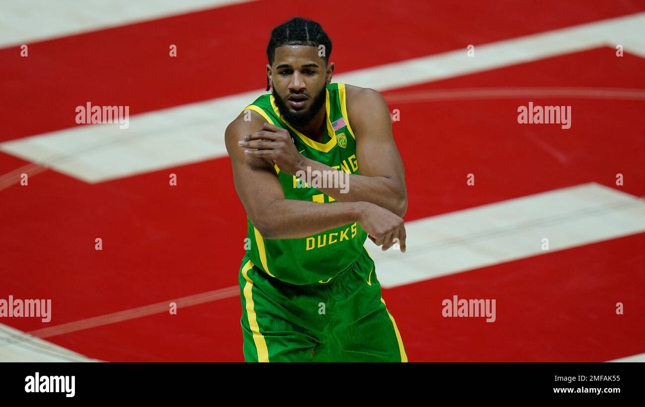 Oregon guard LJ Figueroa (12) brings the ball up court In the first ...