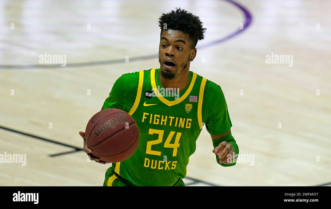 Oregon guard Aaron Estrada (24) brings the ball up court In the first ...
