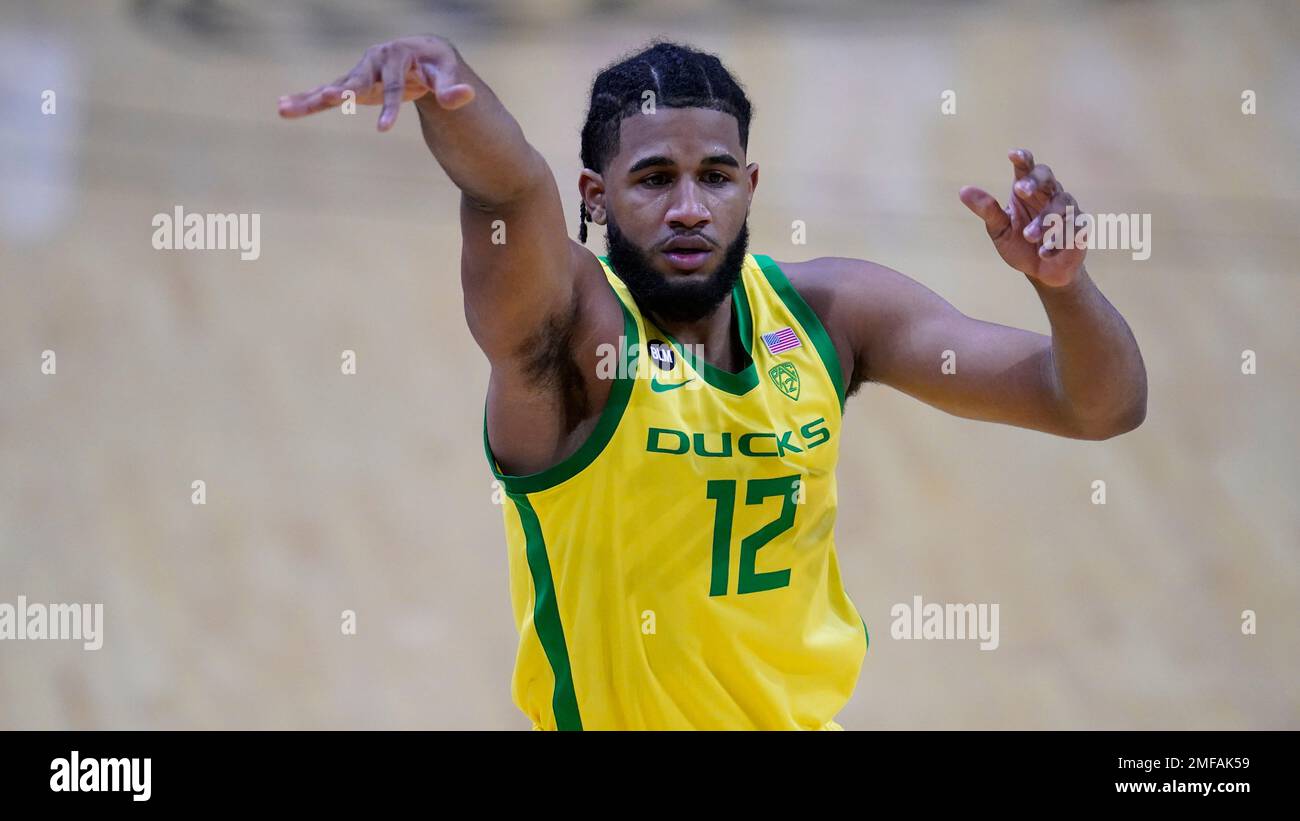 Oregon guard LJ Figueroa (12) in the first half of an NCAA college ...