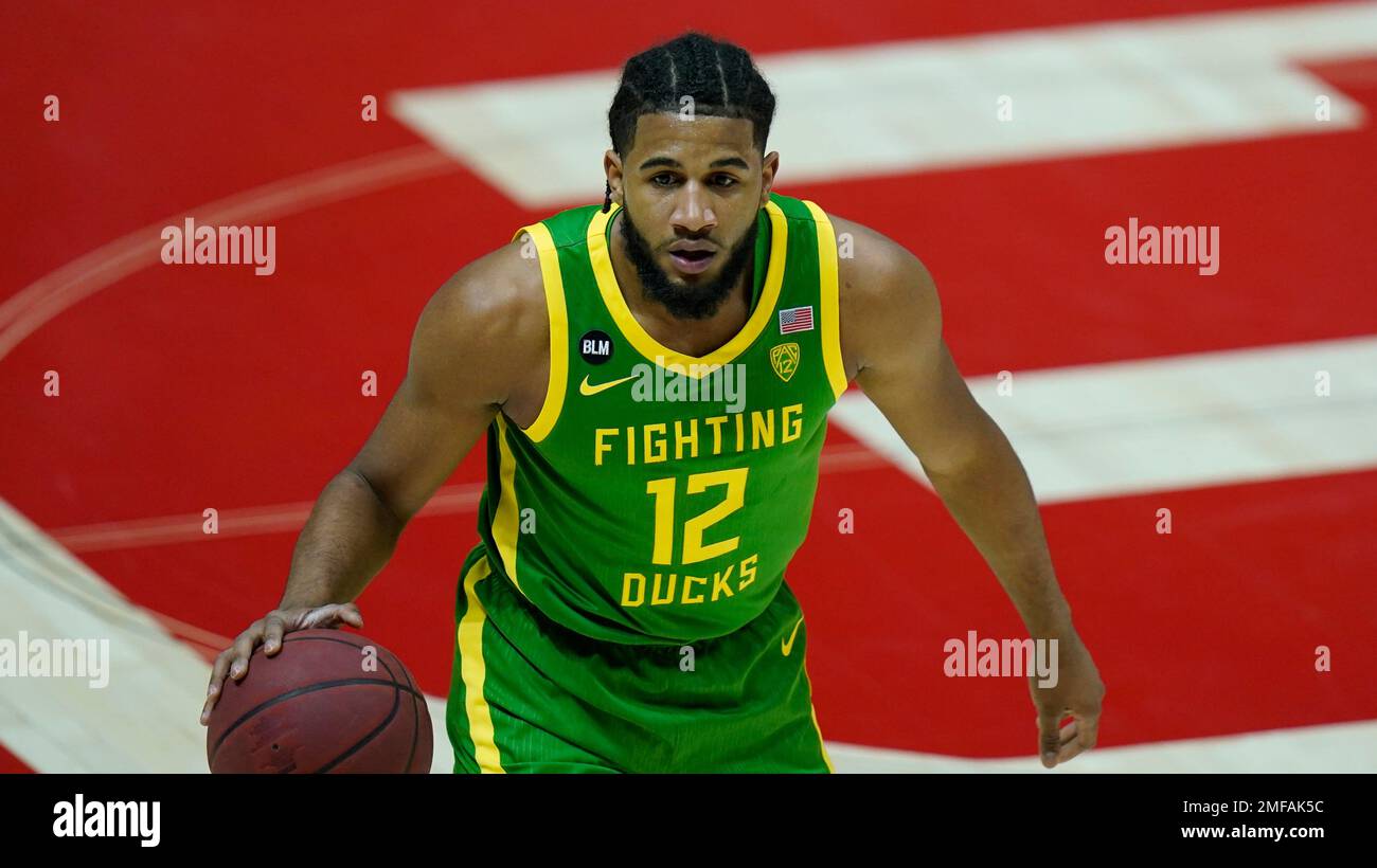 Oregon guard LJ Figueroa (12) brings the ball up court In the first ...
