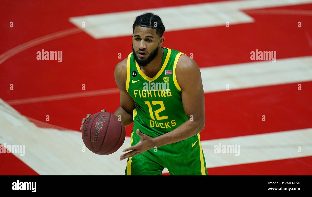 Oregon guard LJ Figueroa (12) brings the ball up court In the first ...