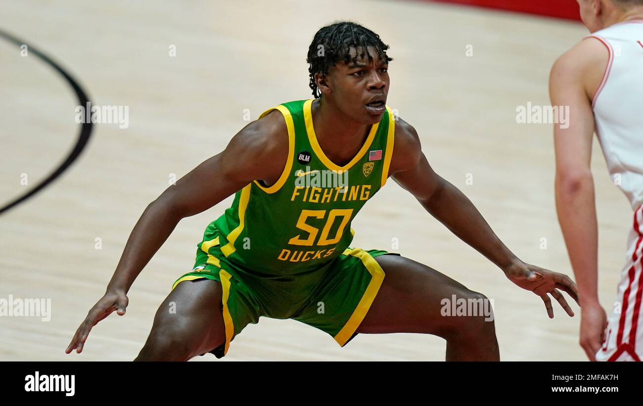 Oregon forward Eric Williams Jr. (50) defends In the first half during ...