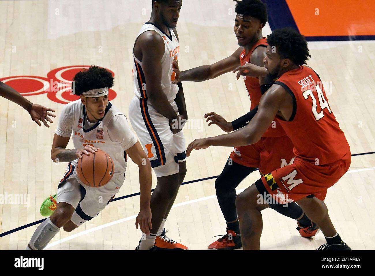 Illinois guard Andre Curbelo (5) works the ball around Maryland's ...