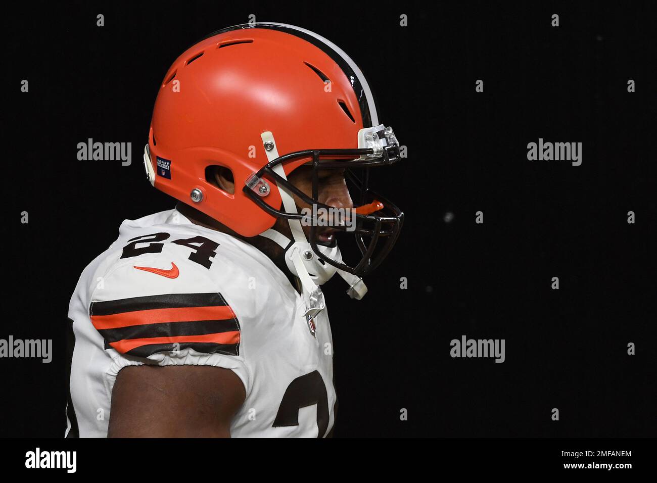 Cleveland Browns running back Nick Chubb (24) walks out onto the field ...
