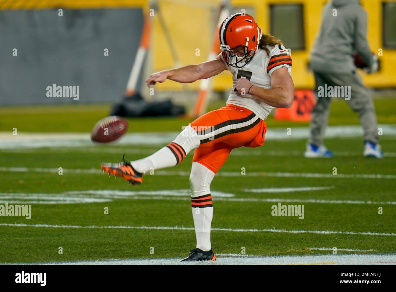 Cleveland Browns punter Jamie Gillan (7) warms up before an NFL wild ...