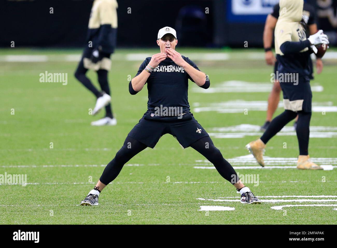 New Orleans Saints quarterback Drew Brees warms up before an NFL wild ...