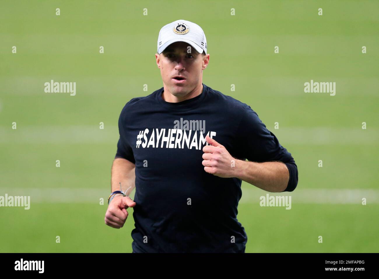New Orleans Saints quarterback Drew Brees warms up before an NFL wild ...