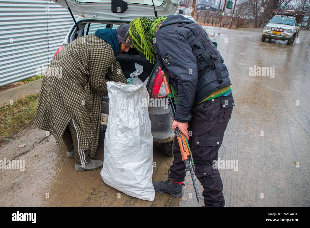 Srinagar, India. 23rd Jan, 2023. Indian government forces frisk a car ...