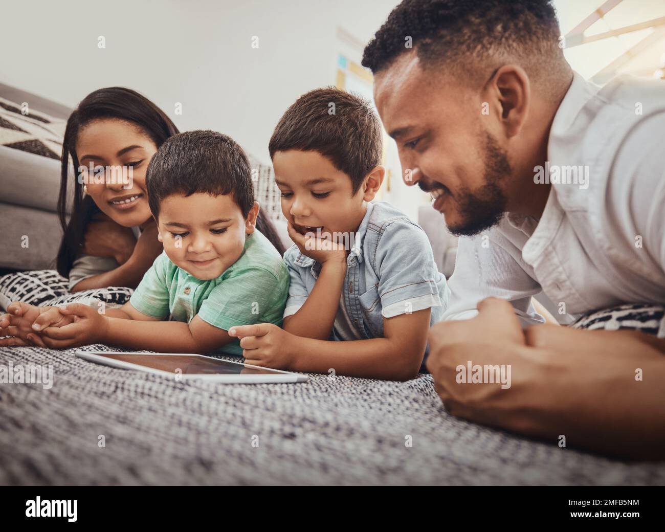 Family screen time hi-res stock photography and images - Alamy