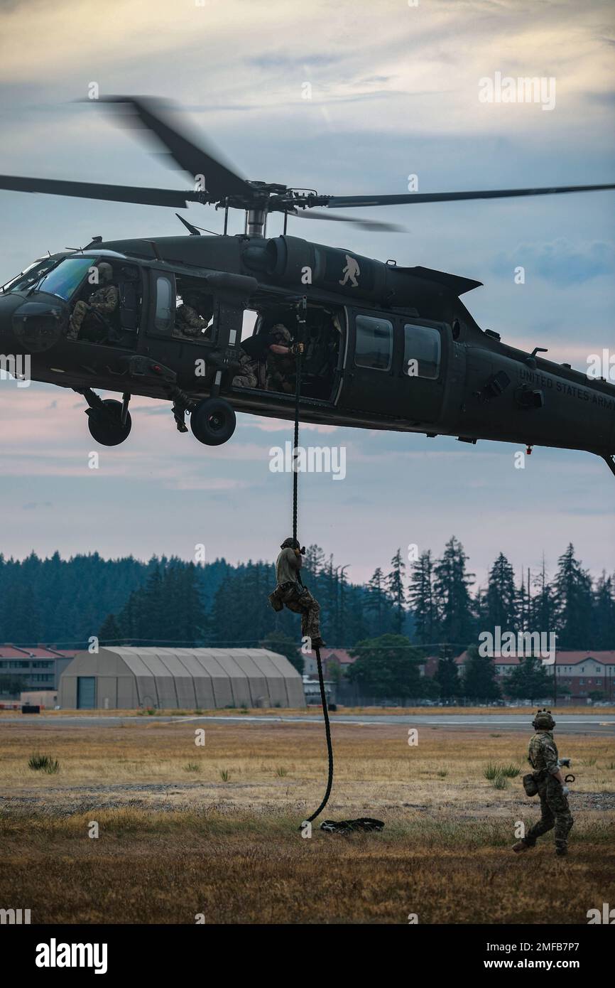 Soldiers from 1st Special Forces Group (Airborne), conduct Fast Rope ...