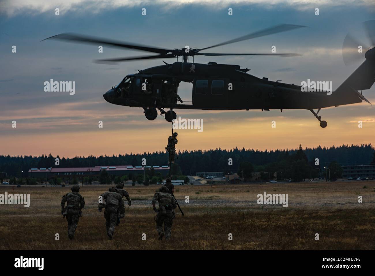 Soldiers from 1st Special Forces Group (Airborne), conduct Fast Rope ...