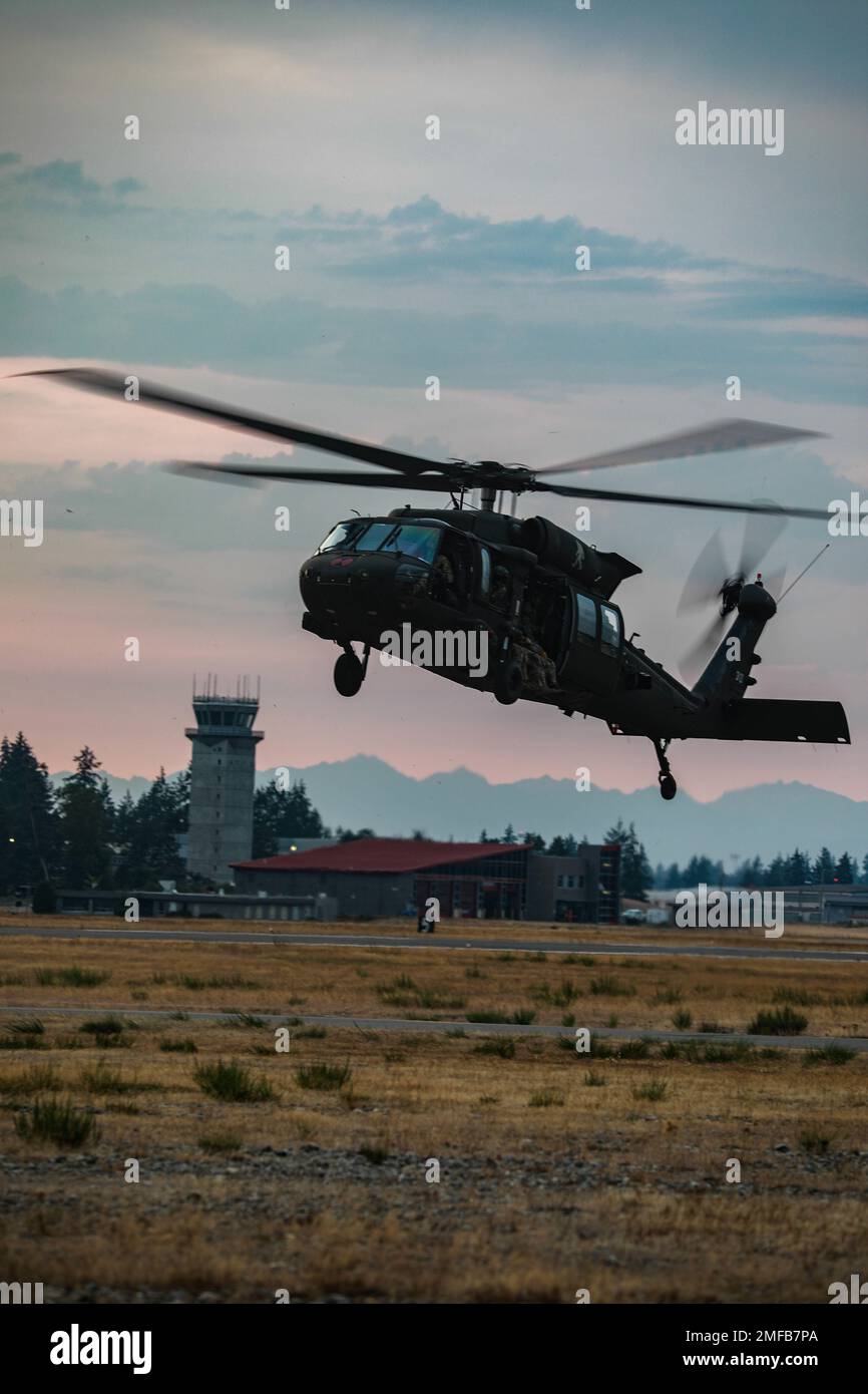 Black hawk fast rope hi-res stock photography and images - Alamy
