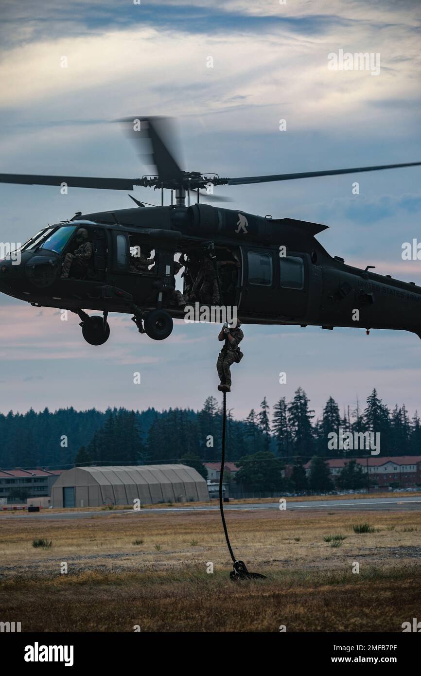 Soldiers from 1st Special Forces Group (Airborne), conduct Fast Rope ...