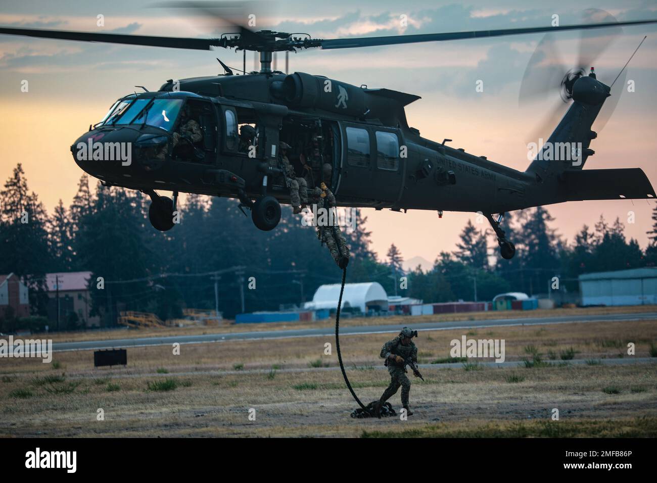 Soldiers from 1st Special Forces Group (Airborne), conduct Fast Rope ...