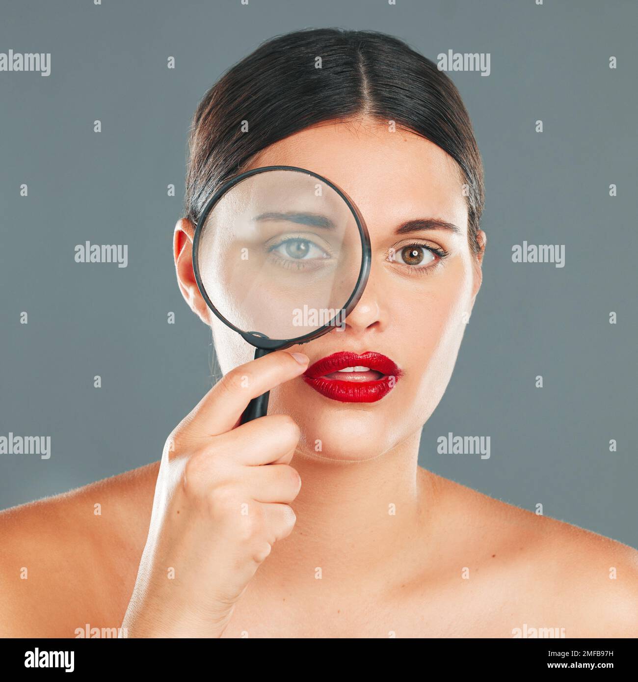 Magnifying glass eye hi-res stock photography and images - Alamy
