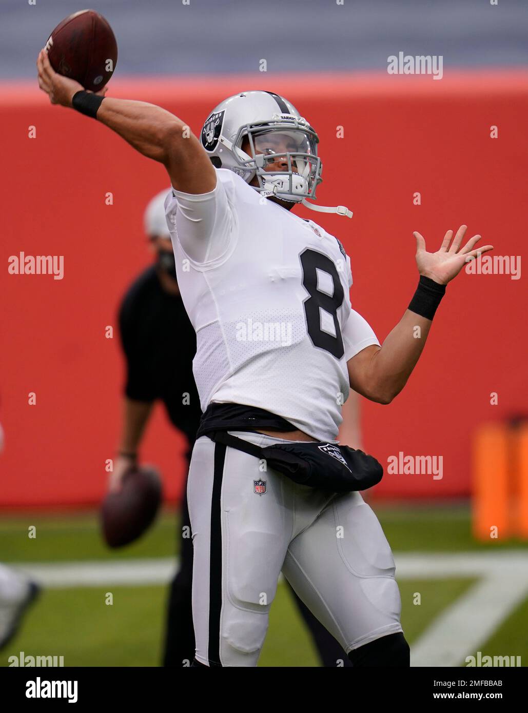 Las Vegas Raiders quarterback Marcus Mariota (8) in the first half of ...